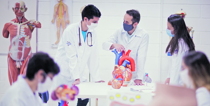 Comissão do Senado aprova projeto que cria piso salarial para médicos e ...