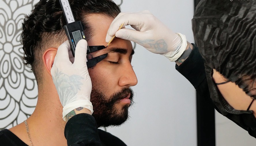 Profissão de Body Piercer requer conhecimento específico | Dino | Valor ...