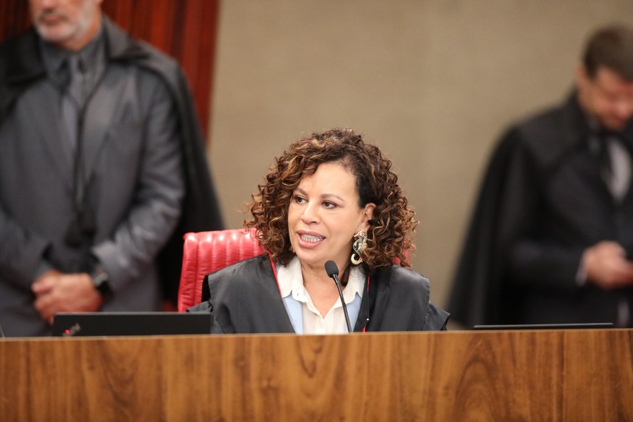 Primeira ministra negra da história do TSE, Edilene Lobo estreia em ...