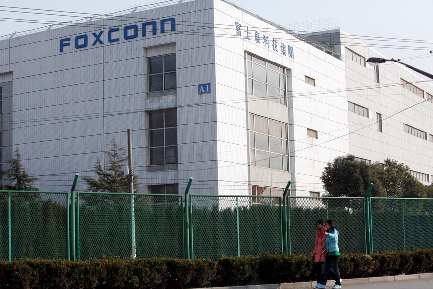 Foxconn aumenta bônus para trabalhadores de fábrica de iPhones atingida ...