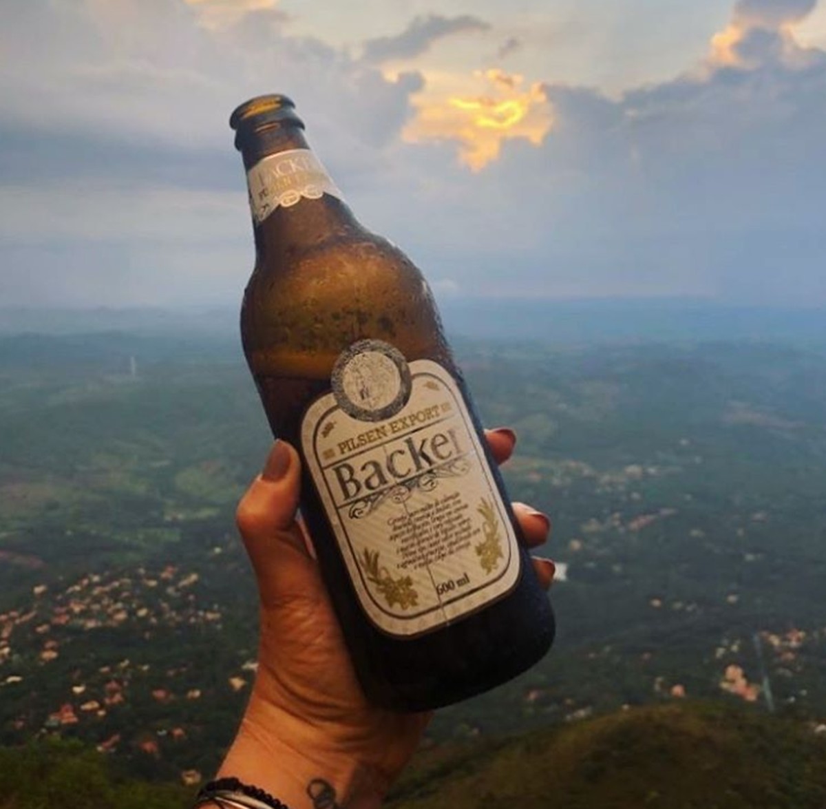 Sobe para 38 as vítimas de intoxicação pela cerveja Backer, diz polícia ...