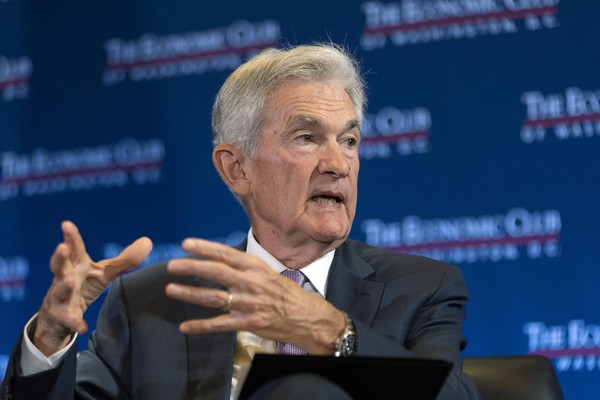 Powell ‘suave’ reforça visão de mais cortes de juros neste ano ...