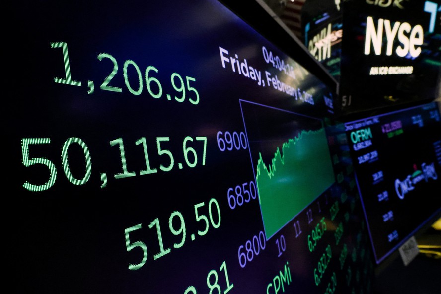 Bolsas de NY ganham força, mas tecnologia pesa com Fed no radar ...