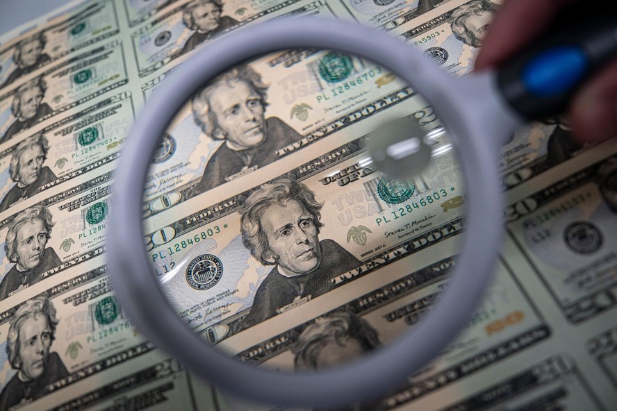 Dólar à vista fecha em alta e vai a R$ 5,35 com fluxo sazonal, Fed e ...