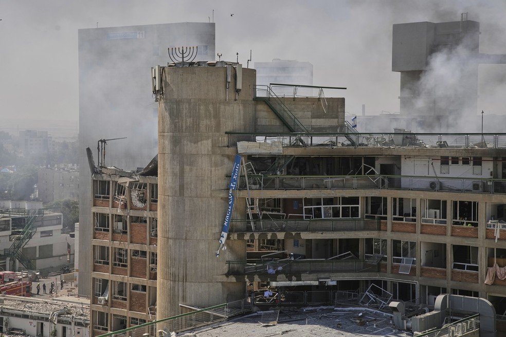 Israel ameaça líder do Irã após bombardeio danificar hospital ...