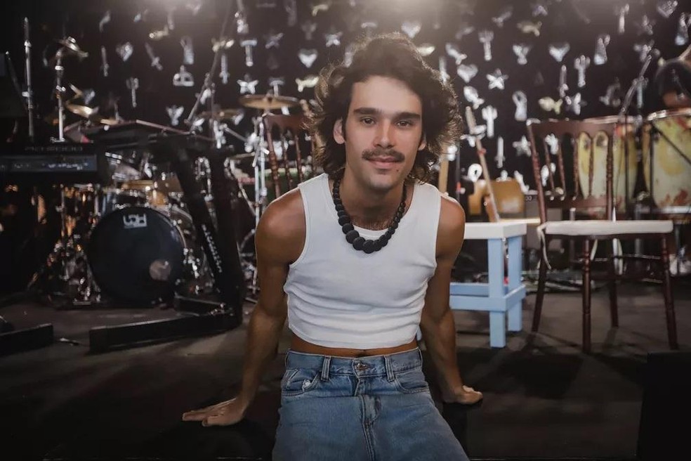 Quem é Zé Ibarra, revelação na turnê de Milton que gravou com Gal e já ...