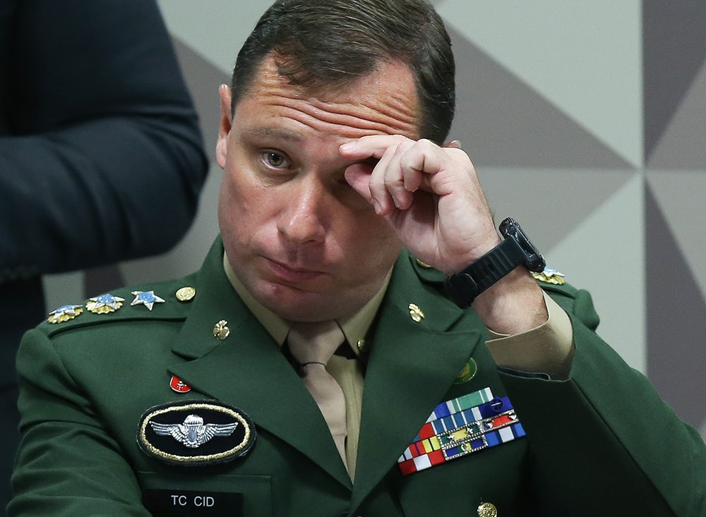 Mauro Cid fica em silêncio por 7 horas na CPMI de 8 Janeiro | Política ...