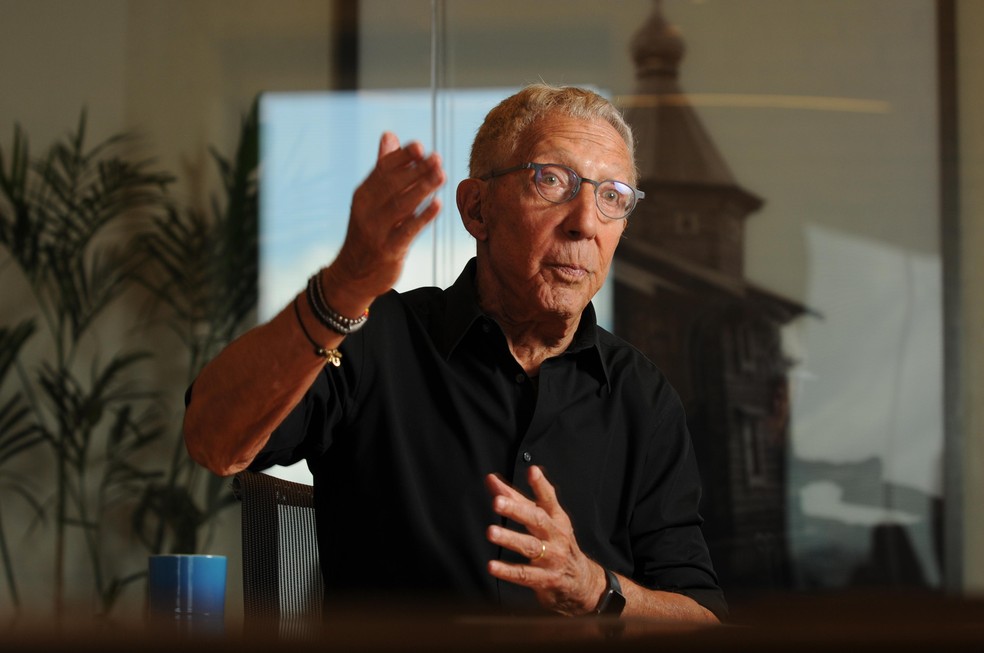 Abilio Diniz é diagnosticado com pneumonia e está internado no Hospital ...