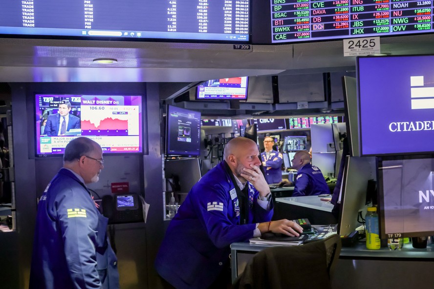Dow Jones renova recorde com alívio do petróleo; techs pressionam ...
