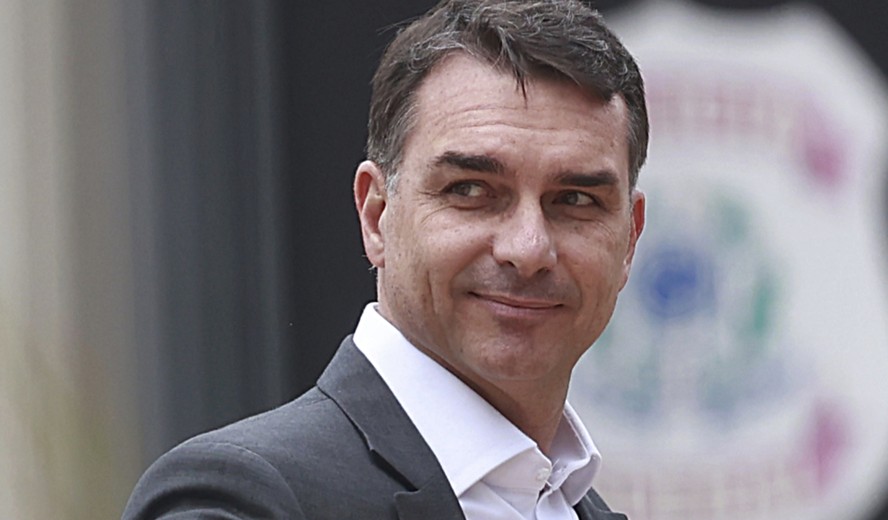 Flávio se reúne com Moraes por prisão domiciliar para Bolsonaro ...