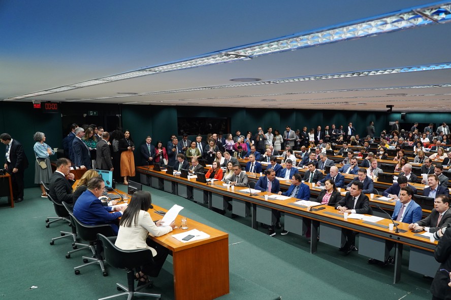 Comissão mista aprova Orçamento de 2026 com previsão de superávit ...