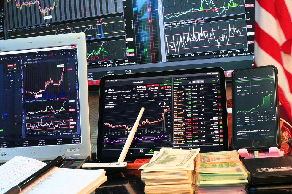 Manhã no mercado: Semana começa com Focus e dados dos EUA em destaque ...
