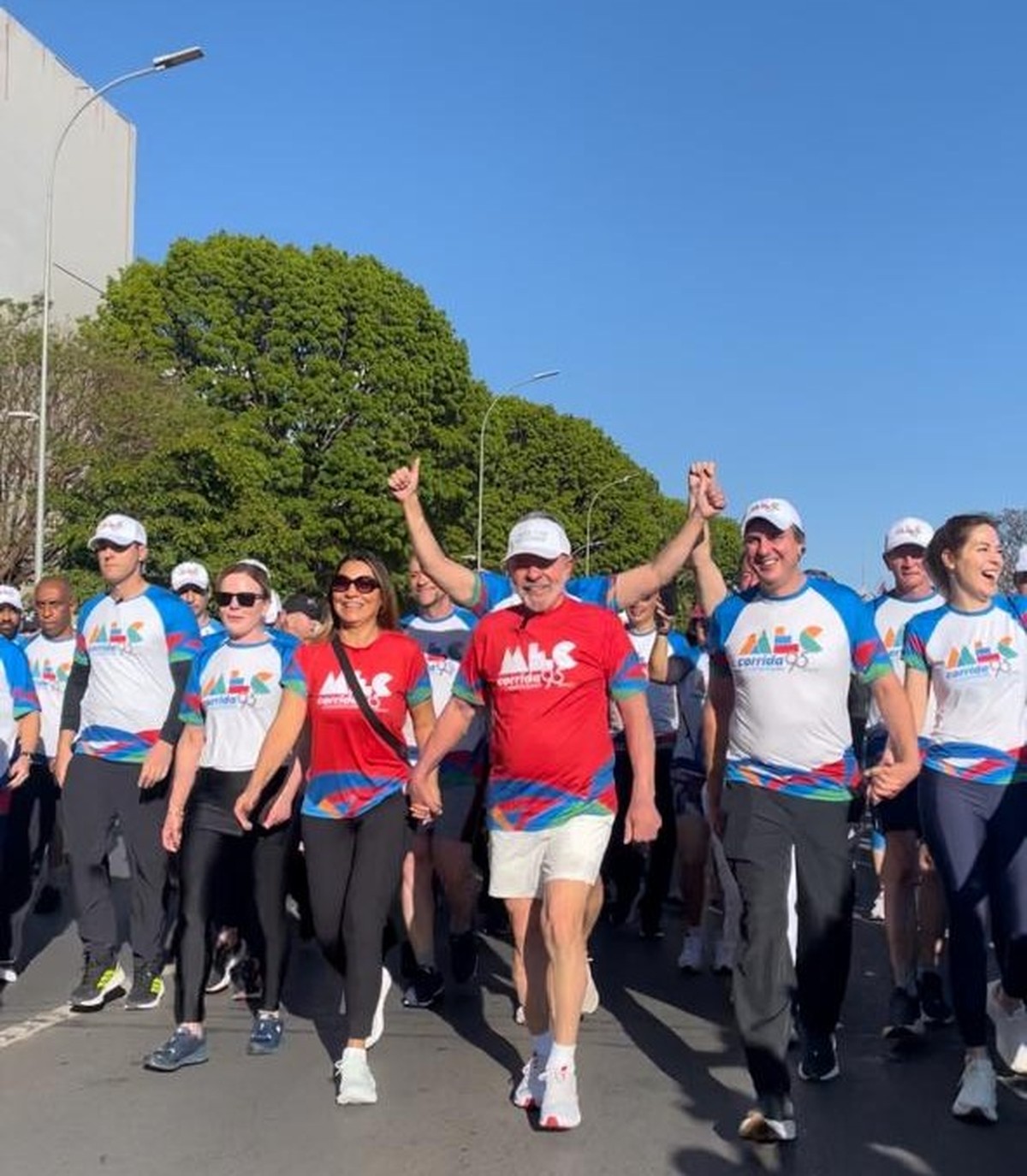 Prestes a completar 80 anos, Lula faz caminhada, cutuca Bolsonaro e ...