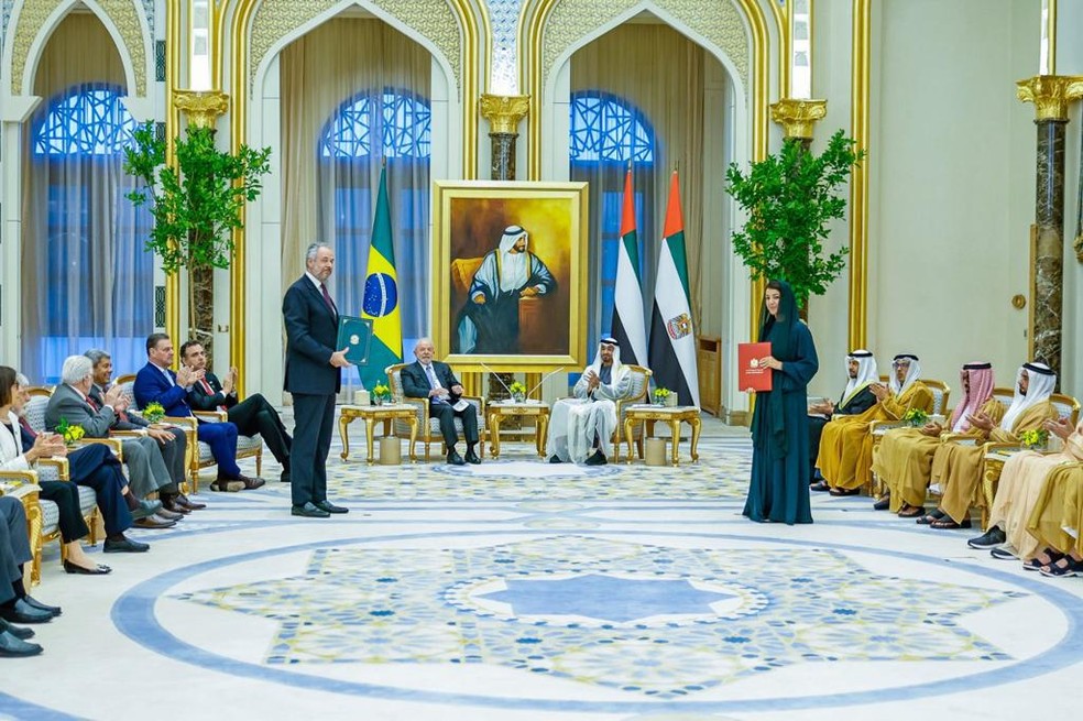 Lula debate parcerias comerciais em Abu Dhabi; veja imagens do encontro ...