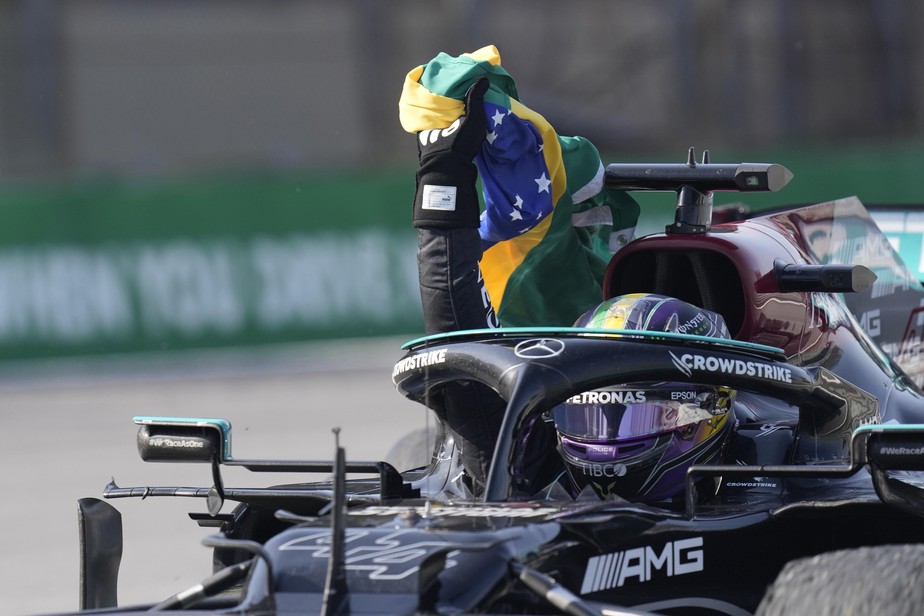 F1: Hamilton vence, repete gesto de Senna e emociona o público | Brasil ...