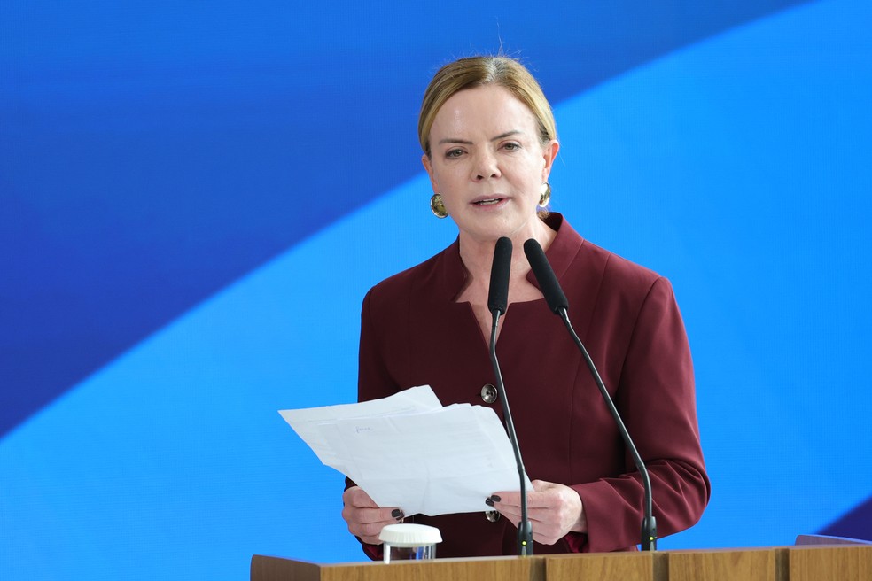 Gleisi diz que terá reunião com líderes para discutir posição do ...