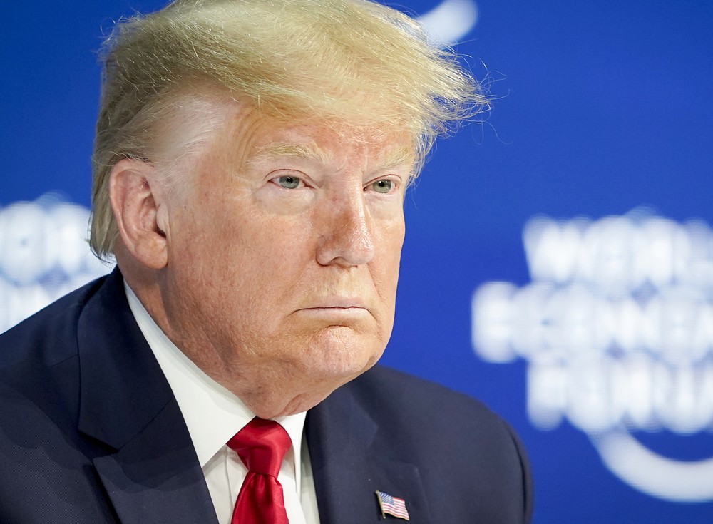 Escritora que acusou Trump de estupro entra com novo processo contra o ...