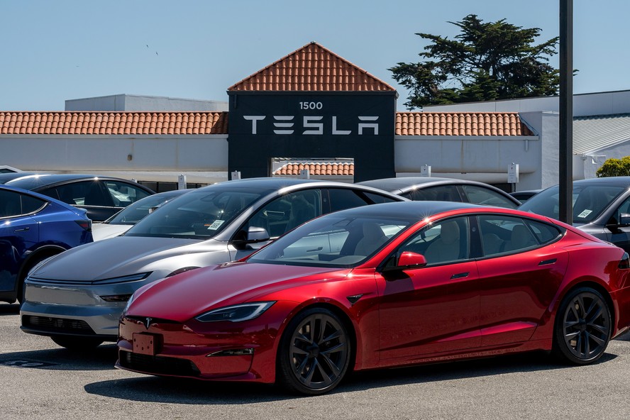 Vendas da Tesla, de Elon Musk, têm maior queda em uma década em novo ...