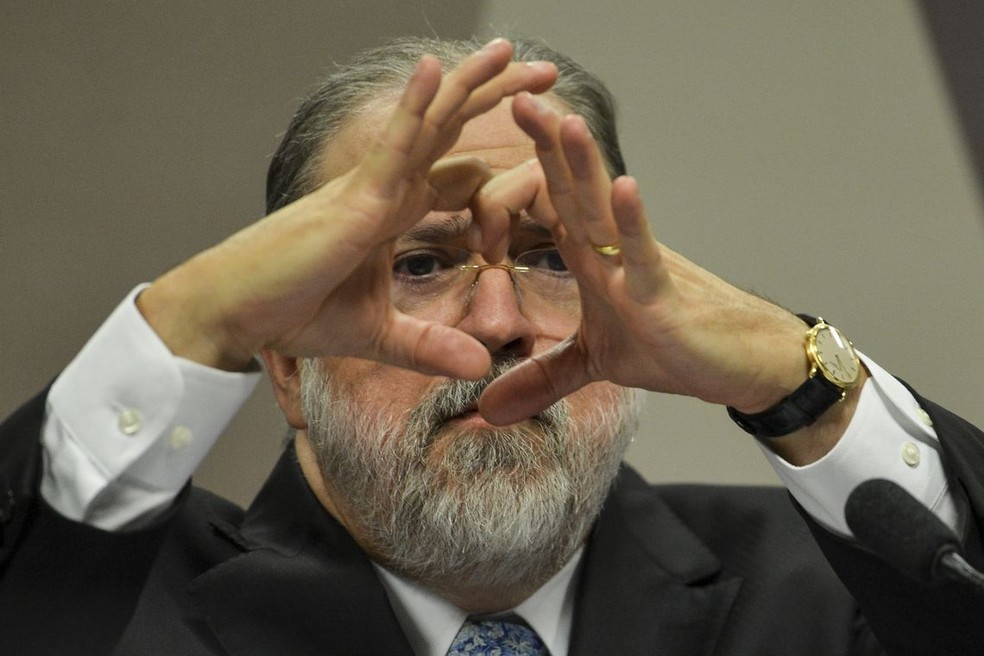 Aras prega diálogo para "solucionar os grandes problemas do Brasil ...