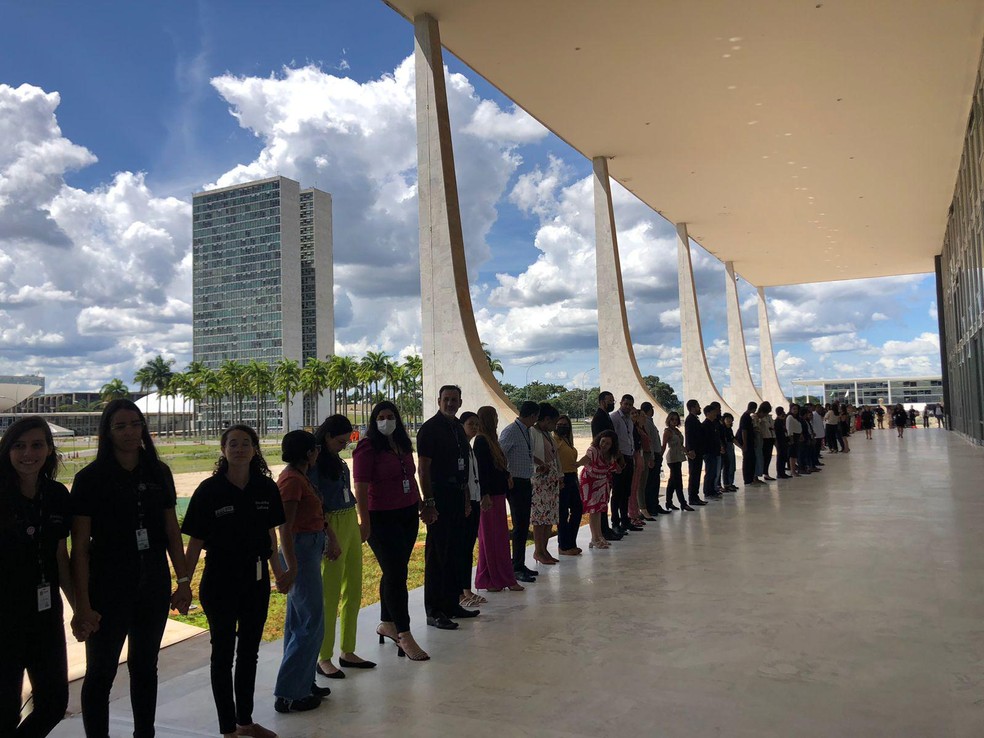 Servidores dão abraço simbólico no prédio do STF em Brasília | Política ...