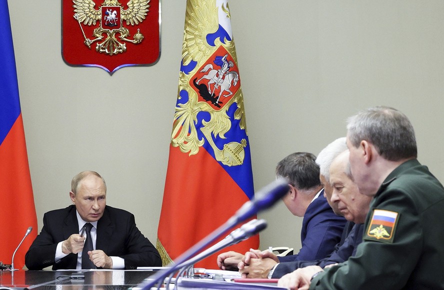 Putin testa míssil balístico com ataque à Ucrânia e faz ameaças ao ...