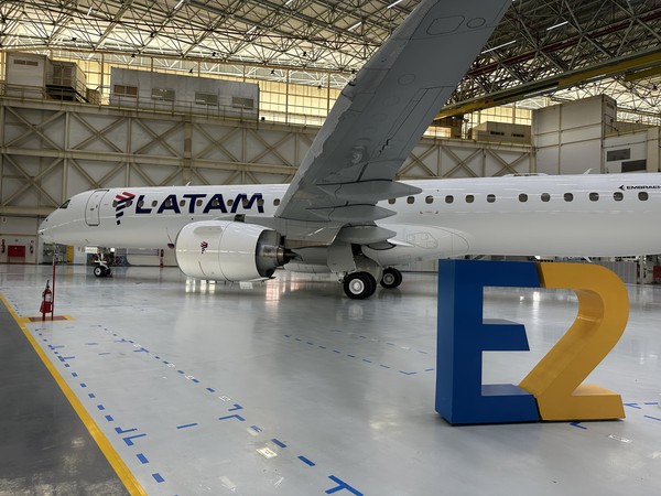 Embraer e Latam apresentam primeira aeronave E2 a ser operada pela ...