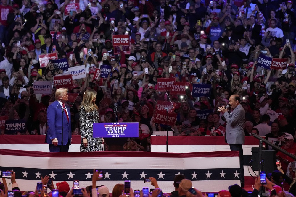 Trump defende comício polêmico e diz que evento foi uma “festa do amor ...