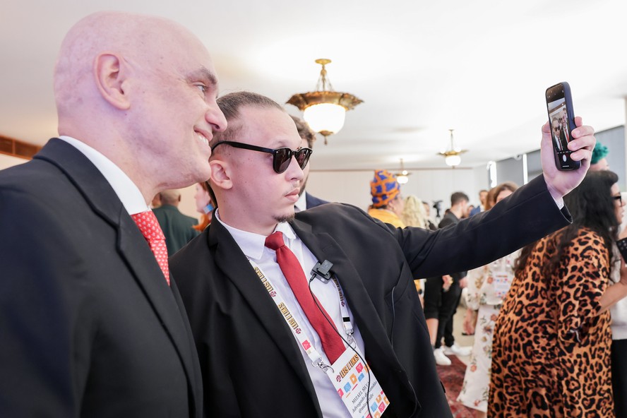 O que advogado de Alexandre de Moraes e figurinhas no WhatsApp revelam ...