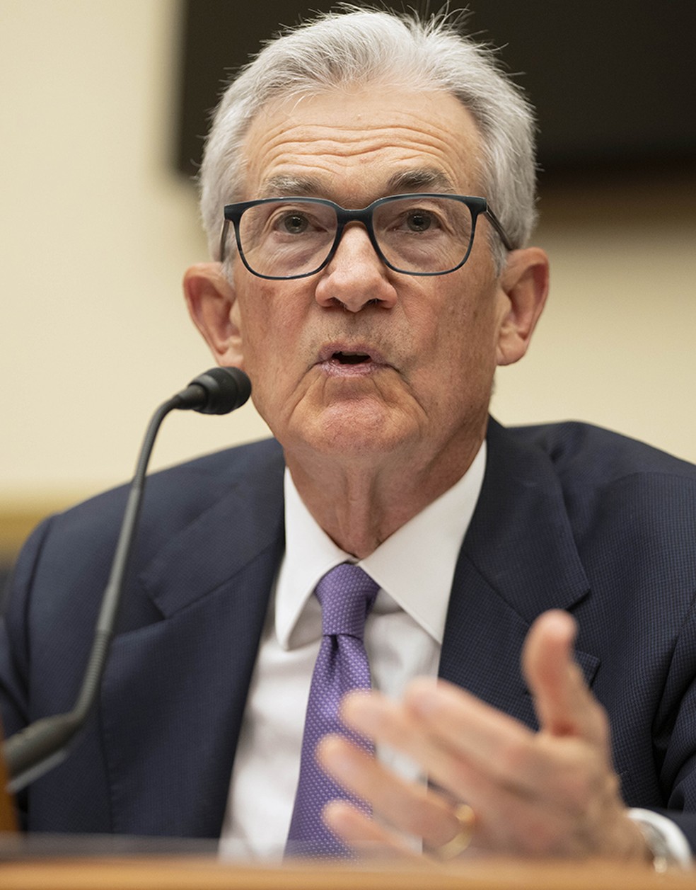 Powell vê corte de juro sem pressa ainda este ano | Finanças | Valor ...