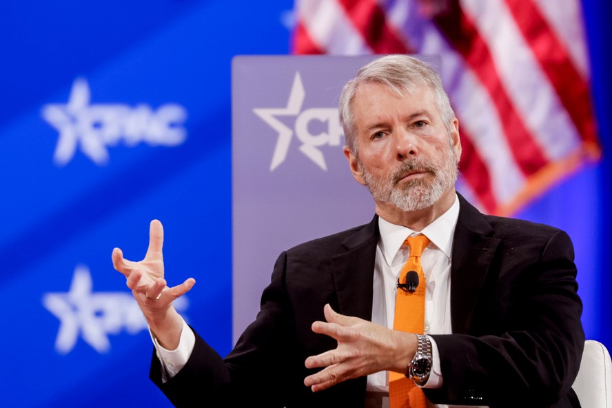 Aposta arriscada de Michael Saylor no bitcoin enfrenta pressão ...