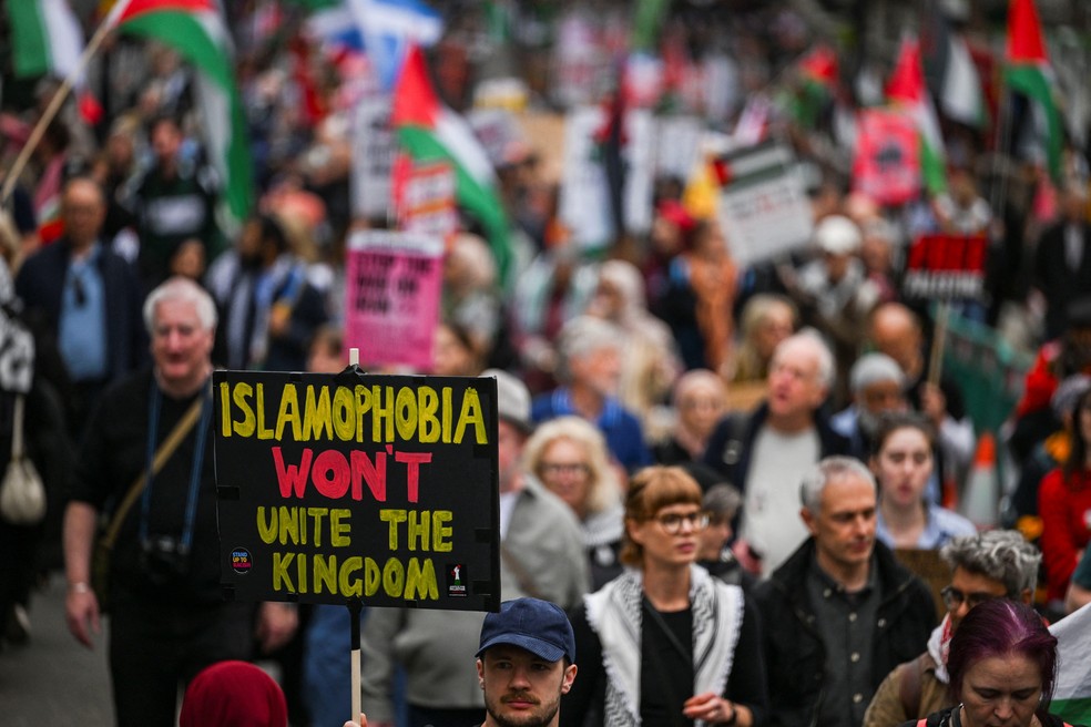 Dezenas de milhares marcham em Londres em protestos sobre imigração e ...
