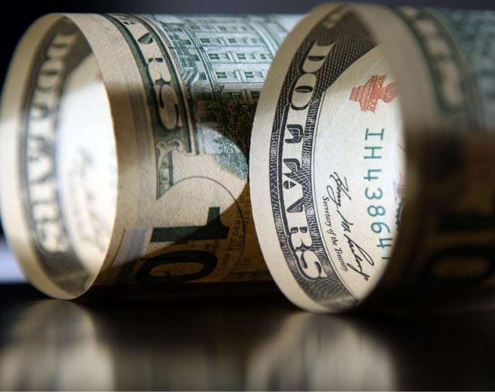 Dólar tem leve queda com estímulos do BCE e dado dos EUA | Finanças ...