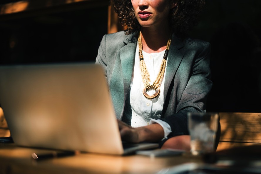 Apenas 19,2% dos especialistas em TI no Brasil são mulheres | Dino ...