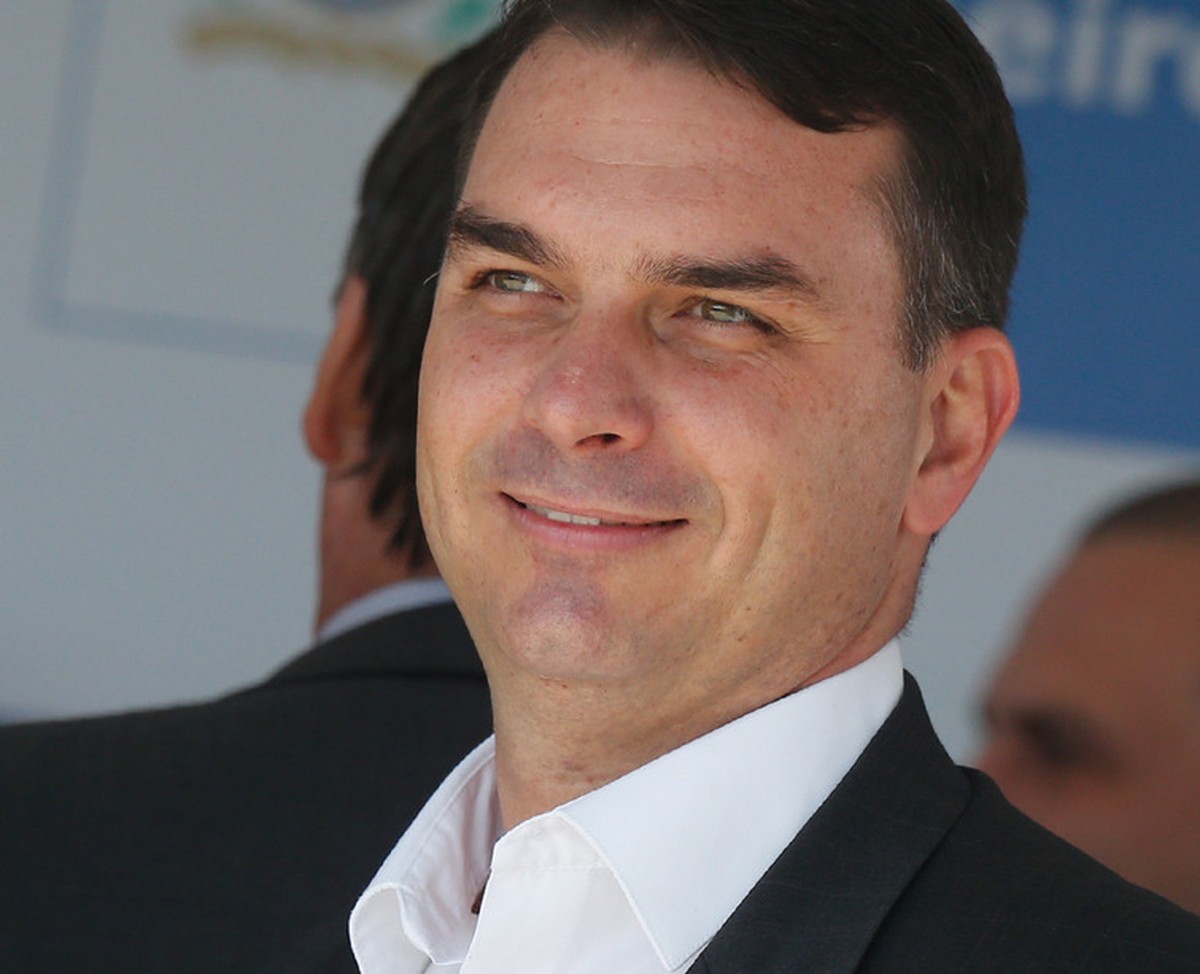 PF abre investigação para apurar se Flávio foi informado sobre operação ...