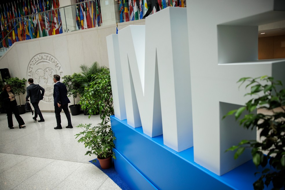 FMI alerta para risco de juros altos ‘por mais tempo ainda’ | Finanças ...