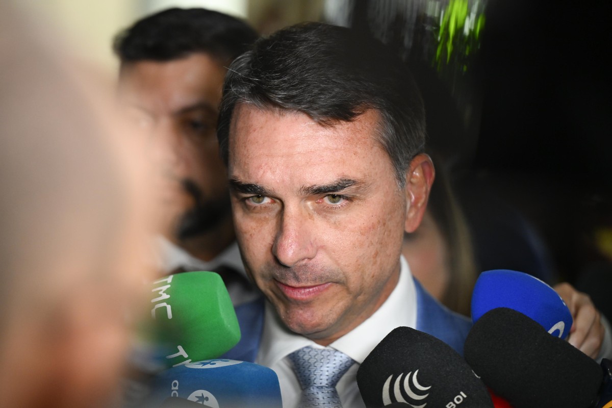 Pistas sobre depósito em fundo ligado a Eduardo Bolsonaro agravam ...