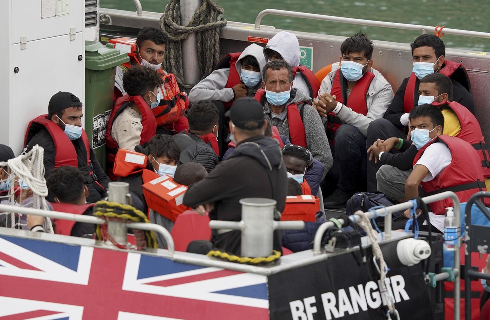 Canal da Mancha registra recorde diário de imigrantes tentando chegar ...