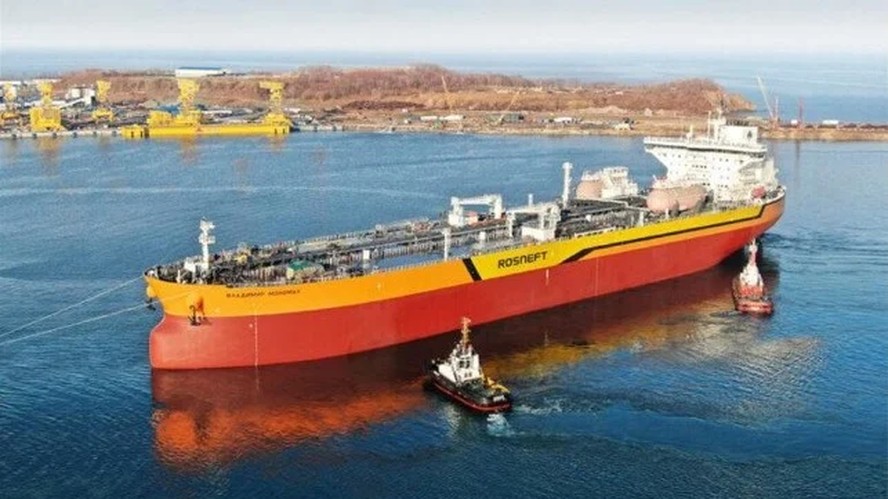 EUA emitem licença para venda de petróleo russo carregado em navios ...
