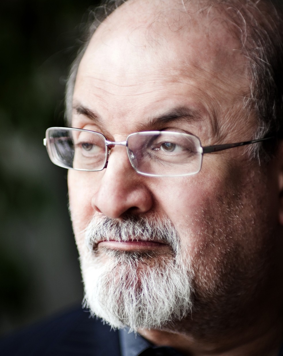 Facada que levou olho do escritor Salman Rushdie parou milímetros antes ...