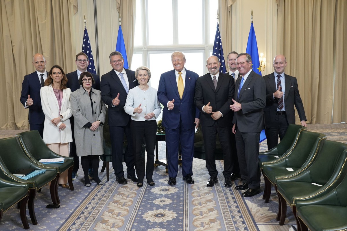 Análise: UE capitula e legitima tarifas intimidatórias de Trump | Mundo ...