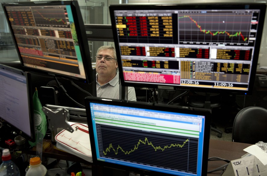 Ibovespa sobe com atenção a movimento dos juros futuros e dados ...