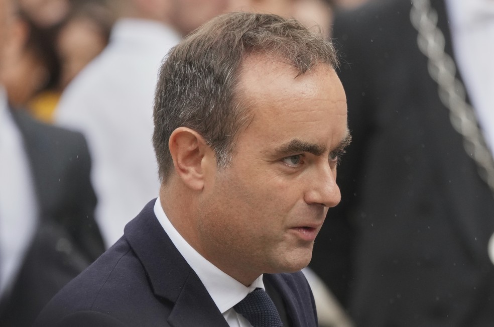 Premiê francês diz que pretende reduzir déficit orçamentário para 4,7% ...