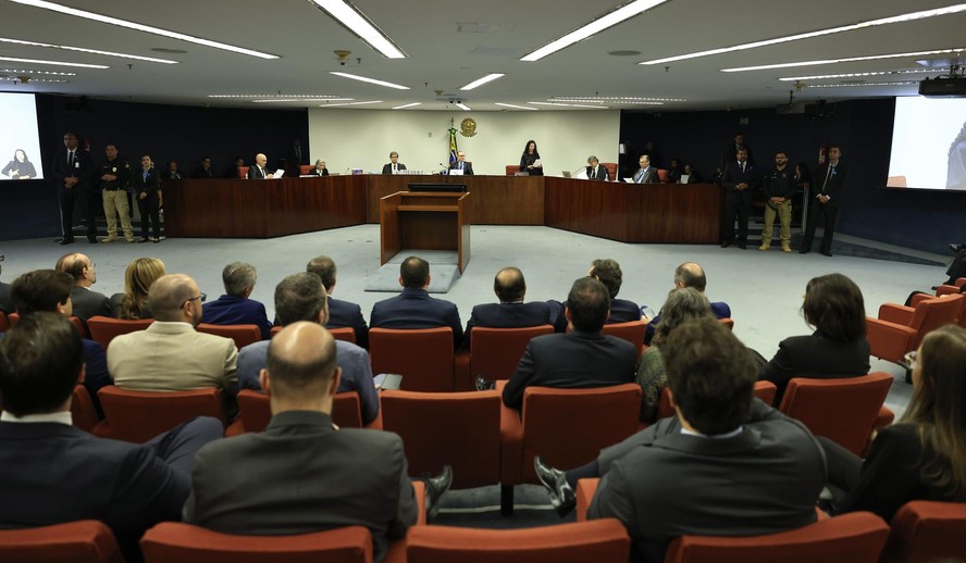 Filipe Martins repete Bolsonaro e vai ao STF para acompanhar julgamento sobre tentativa de golpe ...