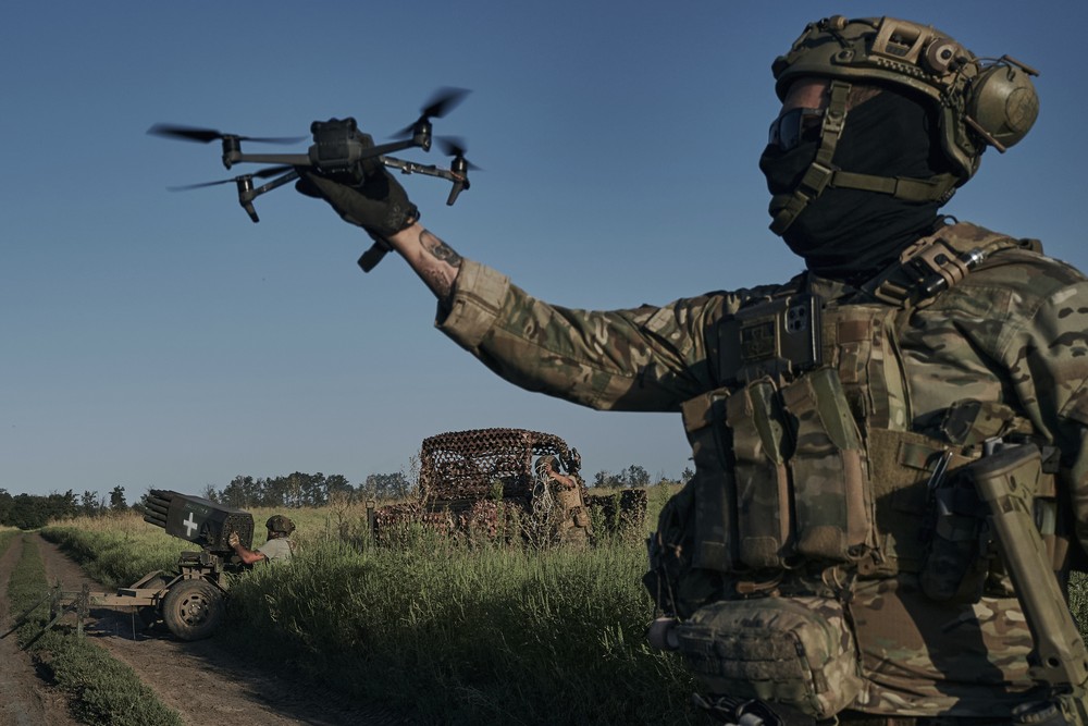 Ucrânia sabotou óculos para drones da Rússia com explosivos | Mundo ...