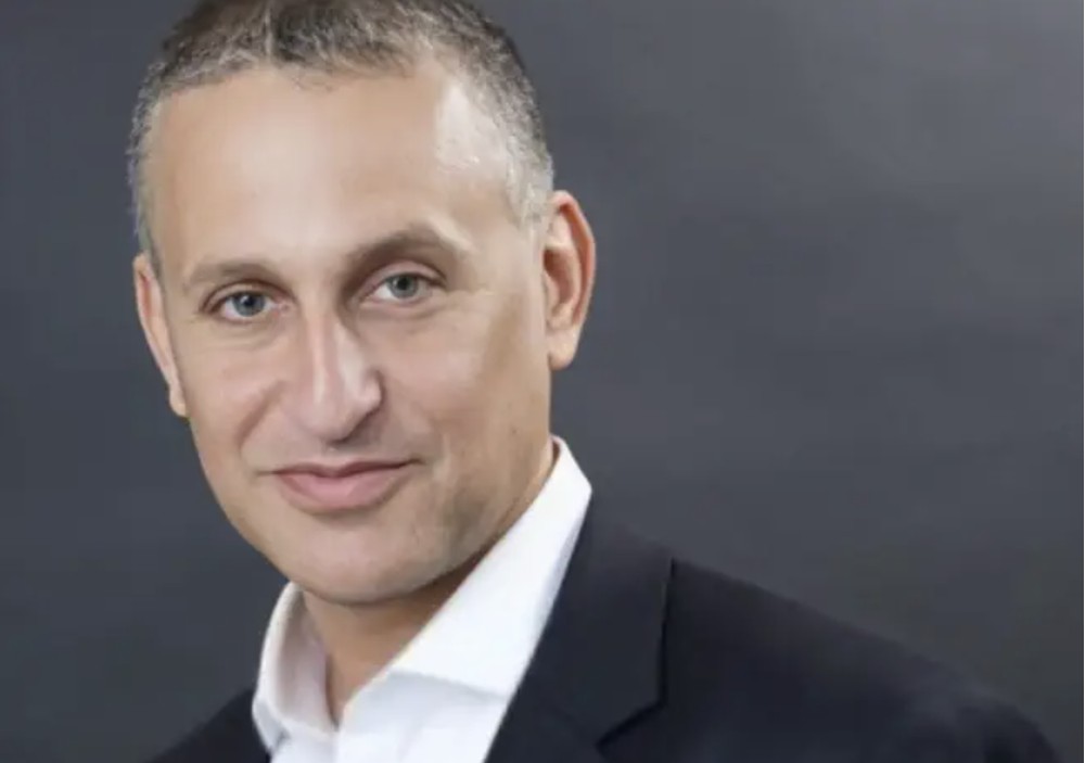 Executivo de banco pede demissão após vídeo viral mostrá-lo socando uma ...