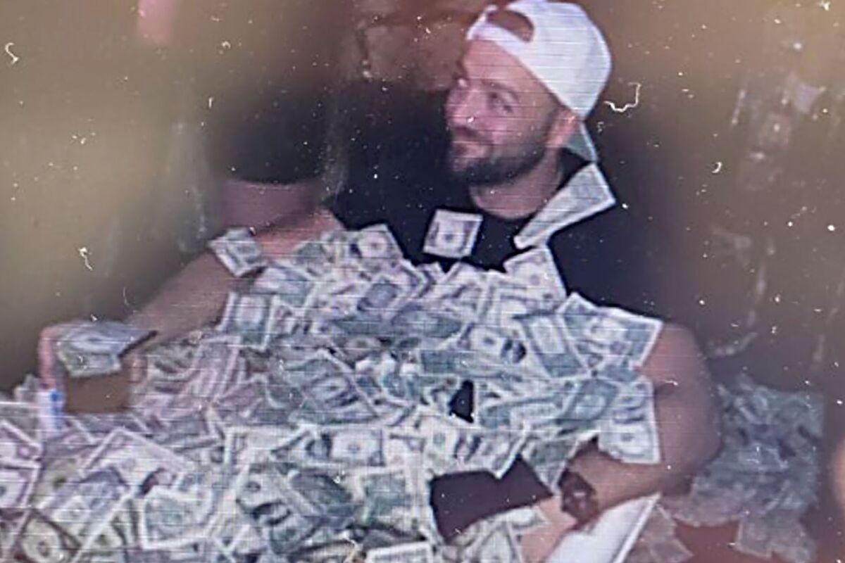 Ladrão de bitcoin fotografado em banheira cheia de dólares pega quatro ...